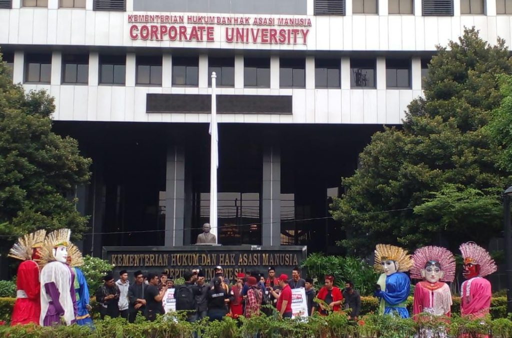 Terduga ikut jaringan mafia tambang! Wamenkumham Edward Omar Syarif Hiariej di geruduk Laskar ...